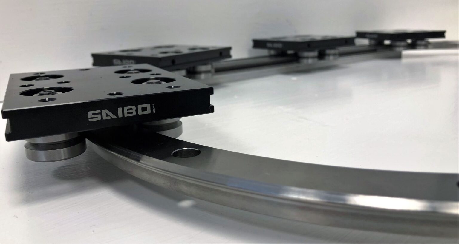 4080.CR44 Full 360° Steel Ring V Rail. 2,800-6,000N radial load/slide ...